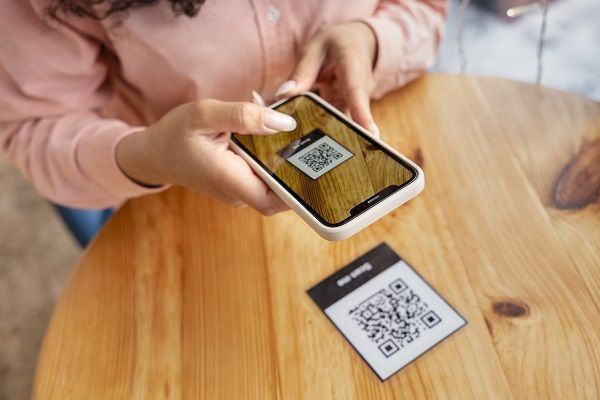 Gravure de QR code sur plaque : quand l'utiliser